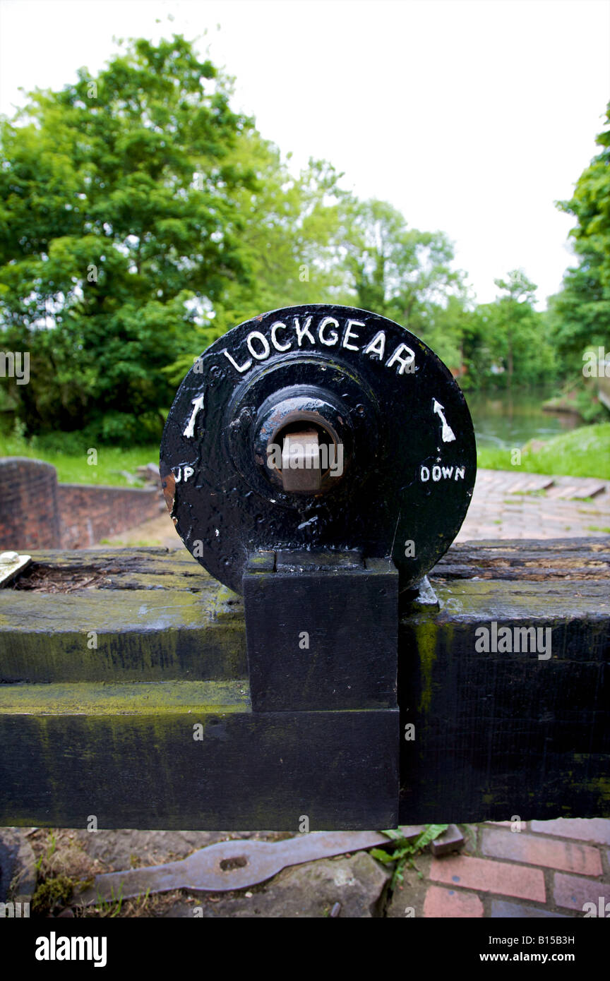 LOCKGEAR ON LOCK GATE 94 PADWORTH LOCK WOOLHAMPTON ON THE KENNET AND ...