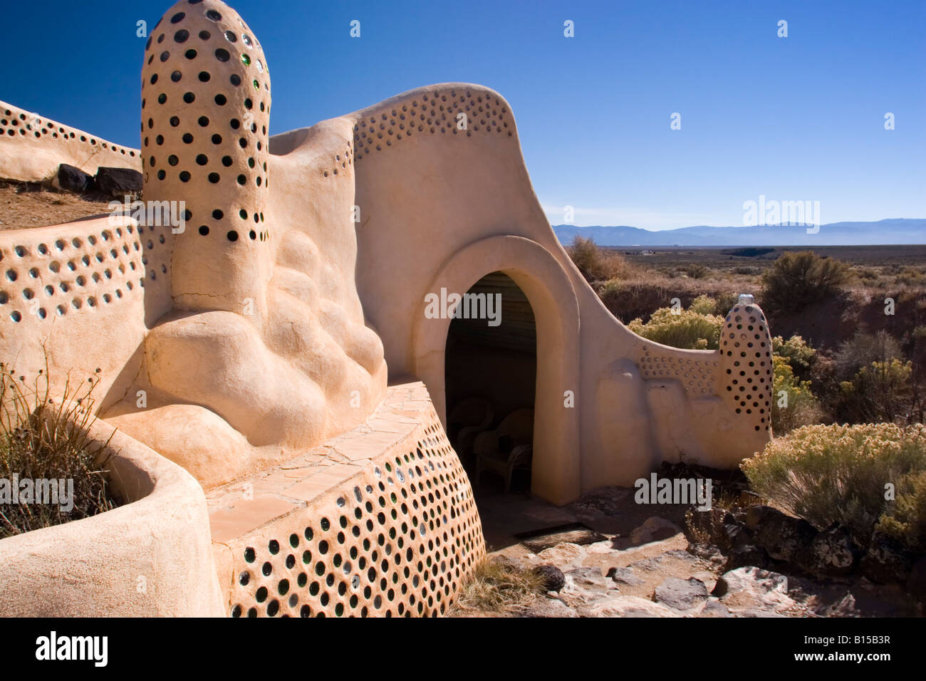 Earthship self sustaining dwelling, New mexico Stock Photo - Alamy