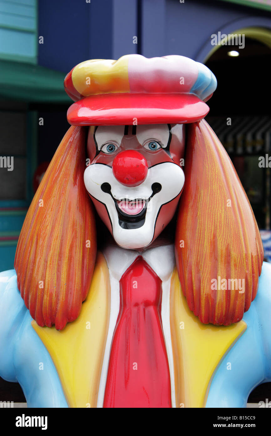 A PORTRAIT OF A MULTI COLOURED CLOWN STATUE WAIST UP VERTICAL BDA10061 ...