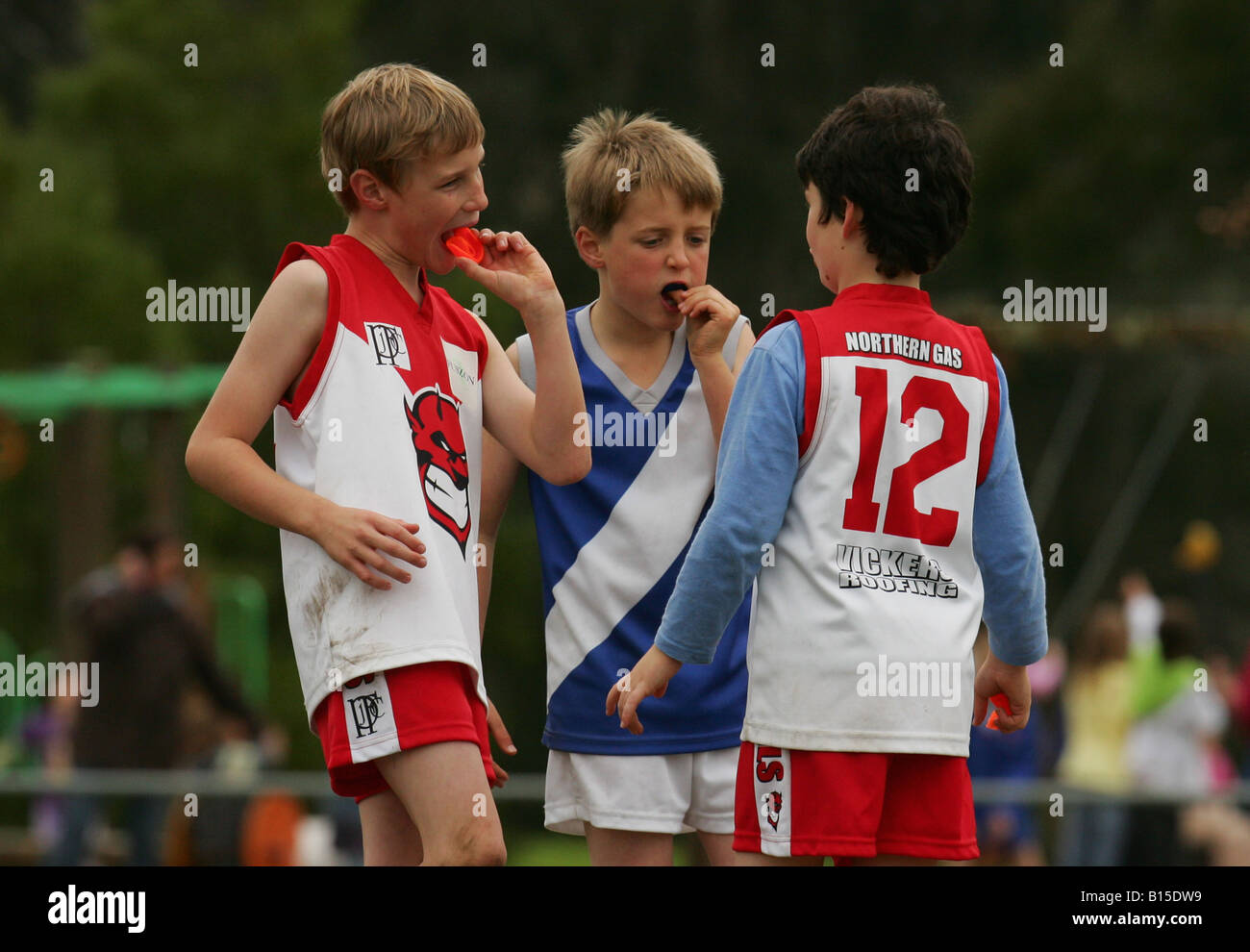 Kids playing footy hi-res stock photography and images - Alamy