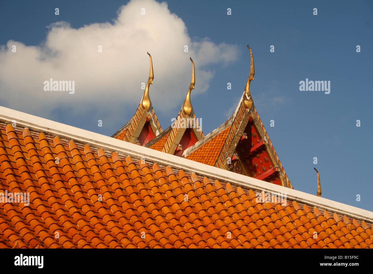 Thailand temple roof hi-res stock photography and images - Alamy
