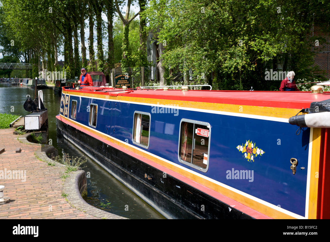 THE NARROWBOAT CENTURION NAVIGATING LOCK GATE 95 AT ALDERMASTON WHARF ...