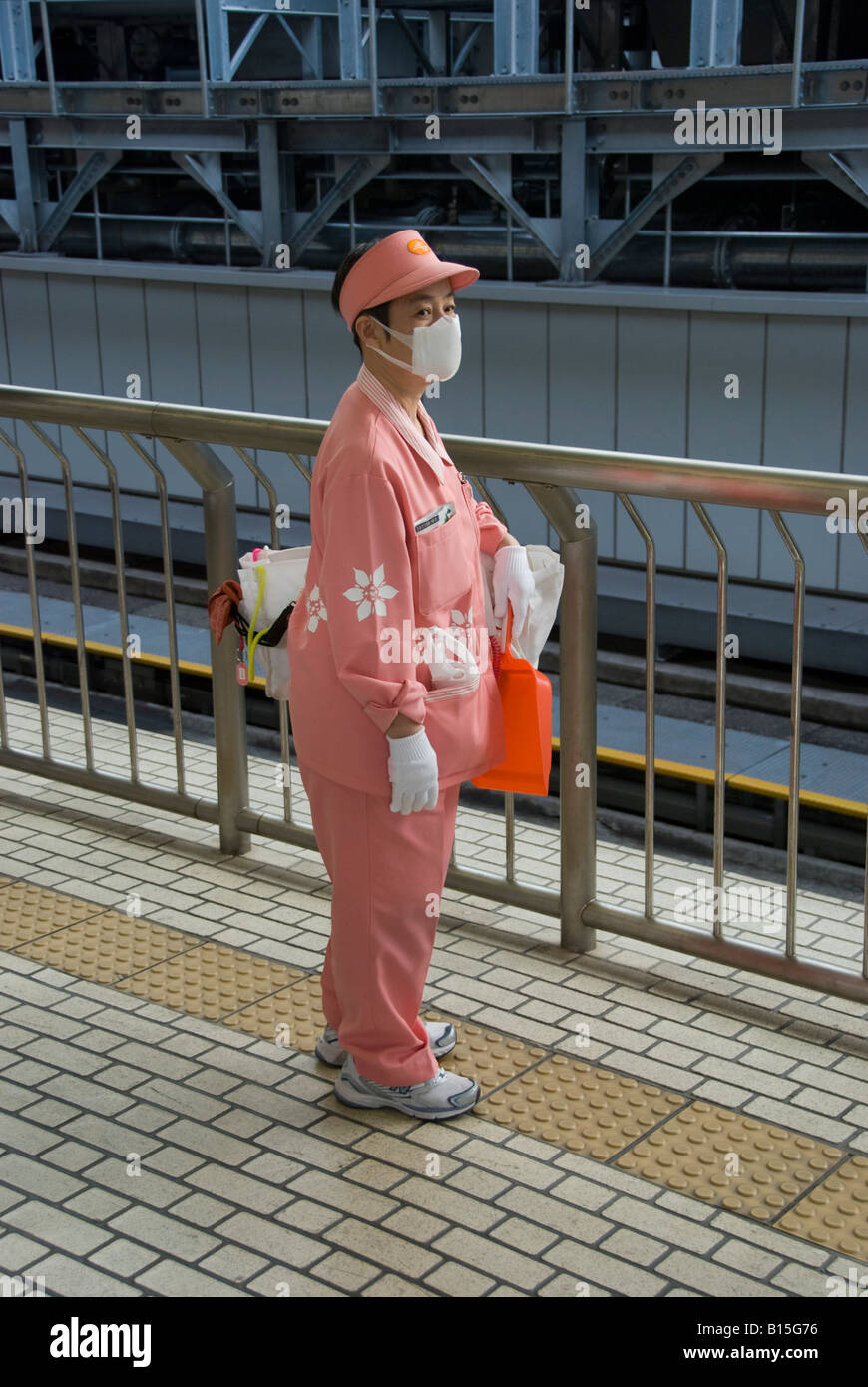 Shinkansen train cleaning hi-res stock photography and images - Alamy