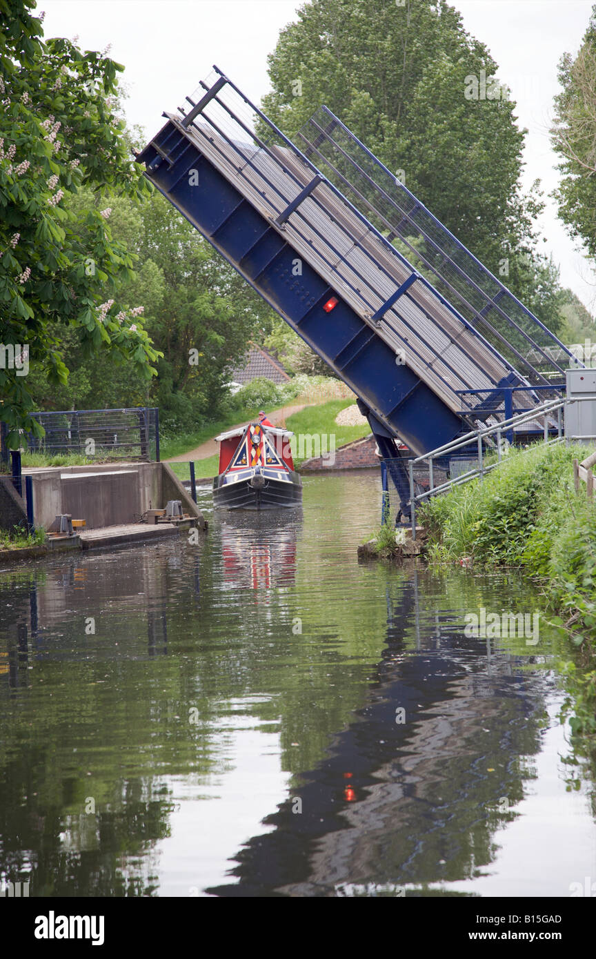 THE NARROWBOAT CENTURION NAVIGATING THOUGH ALDERMASTON LIFT BRIDGE ...