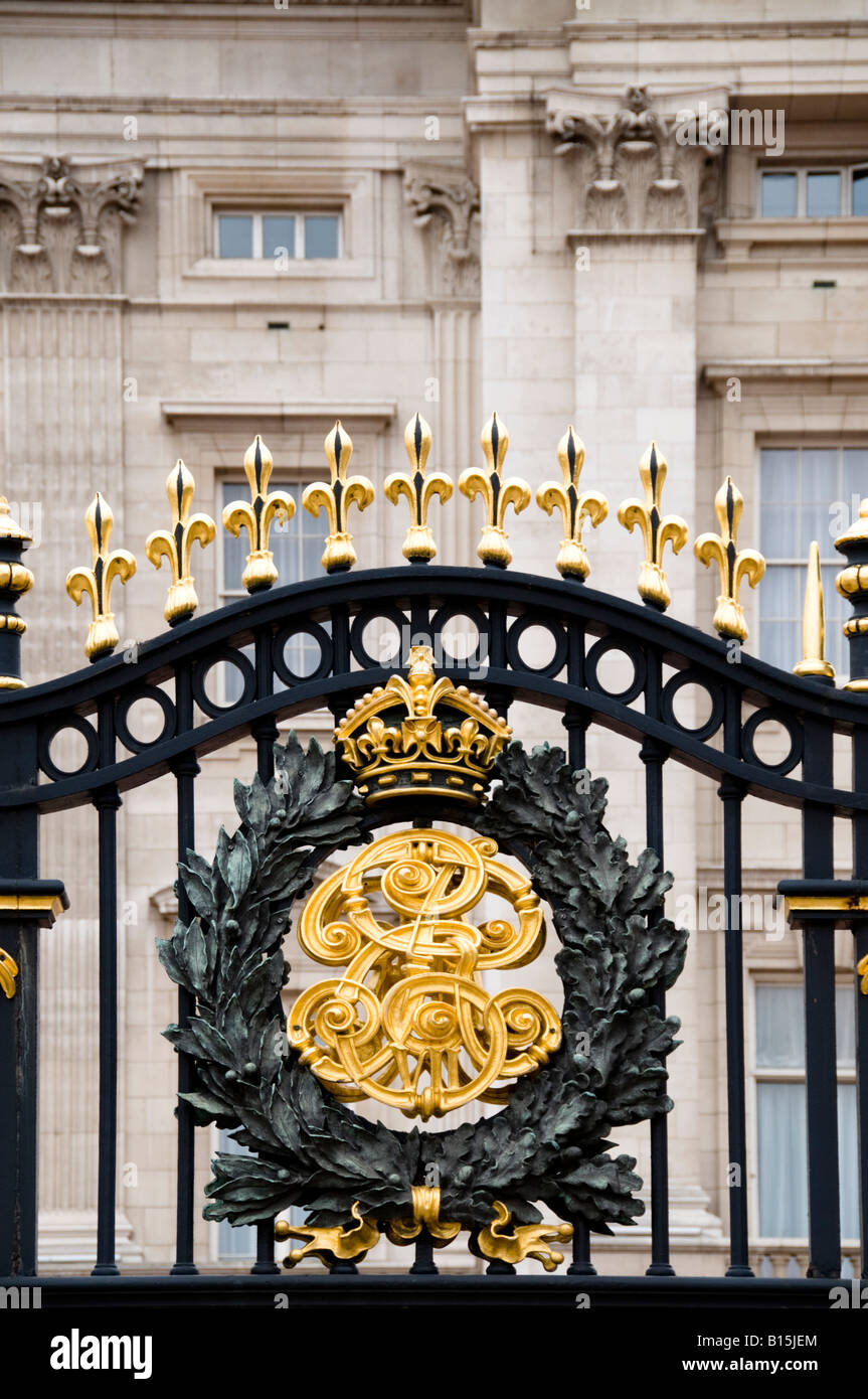 Buckingham palace exterior portrait hi-res stock photography and images ...