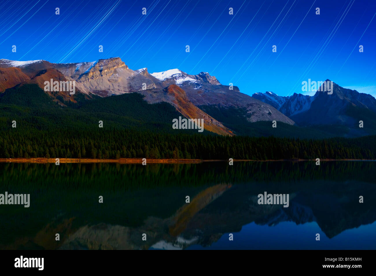 Starry night panoramic of mountains and lake, Maligne Lake, Jasper ...