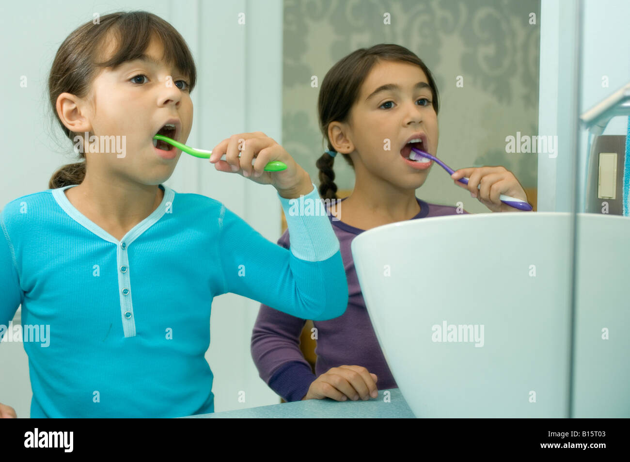 kids brushing teeth Stock Photo - Alamy