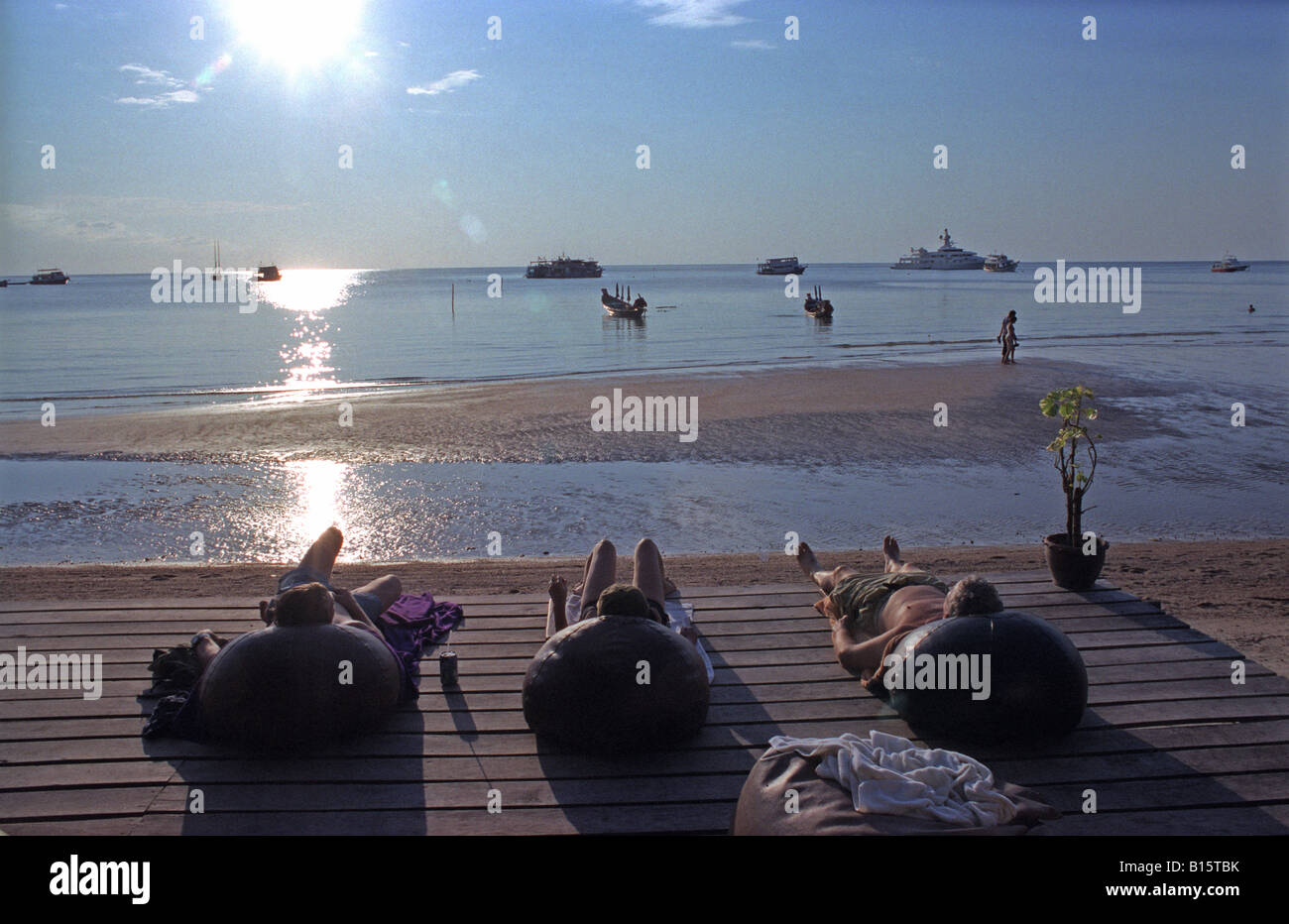 Students sunbathing hi-res stock photography and images - Alamy