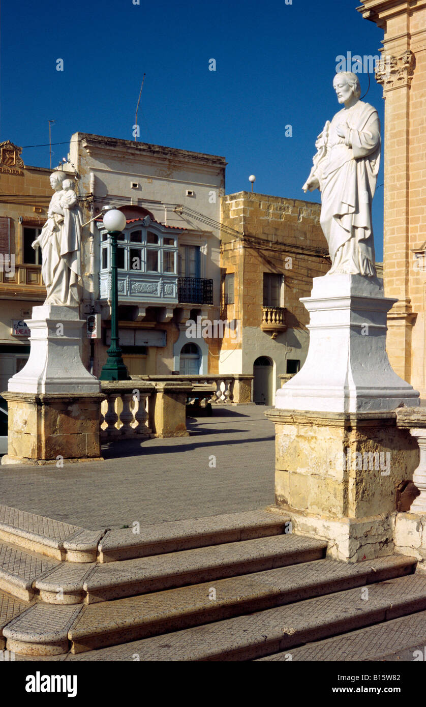Oct 4, 2007 - Front of Xaghra Basilica at Victory Square on the Maltese ...