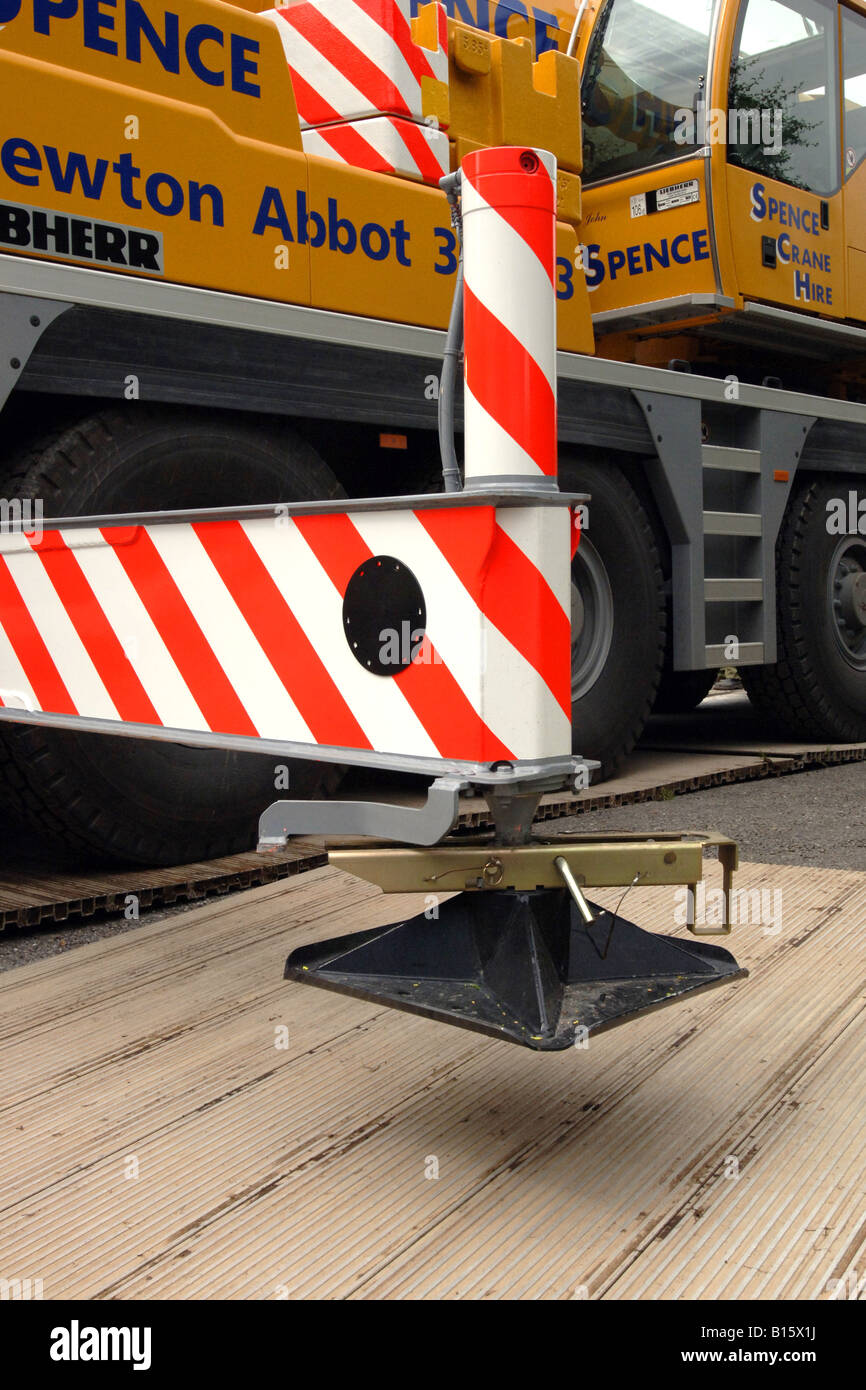 Giant out rigger stabilizer on a leibherr 98 ton mobile crane Stock ...