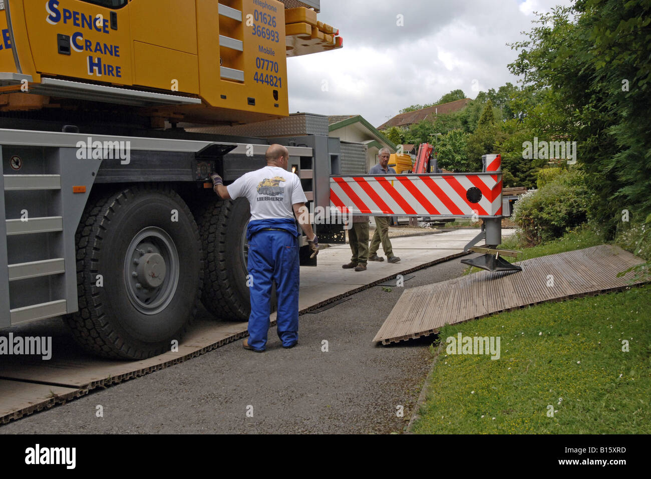 Giant out rigger stabilizer on a leibherr 98 ton mobile crane Stock ...