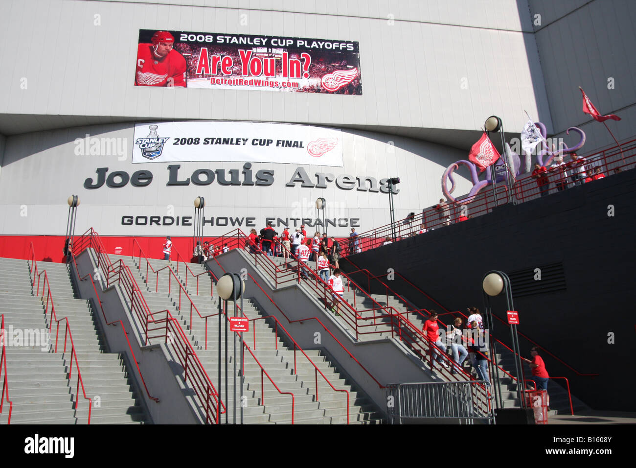 Fans gather outside of Joe Louis Arena for Joe-Vision during the 2008 ...