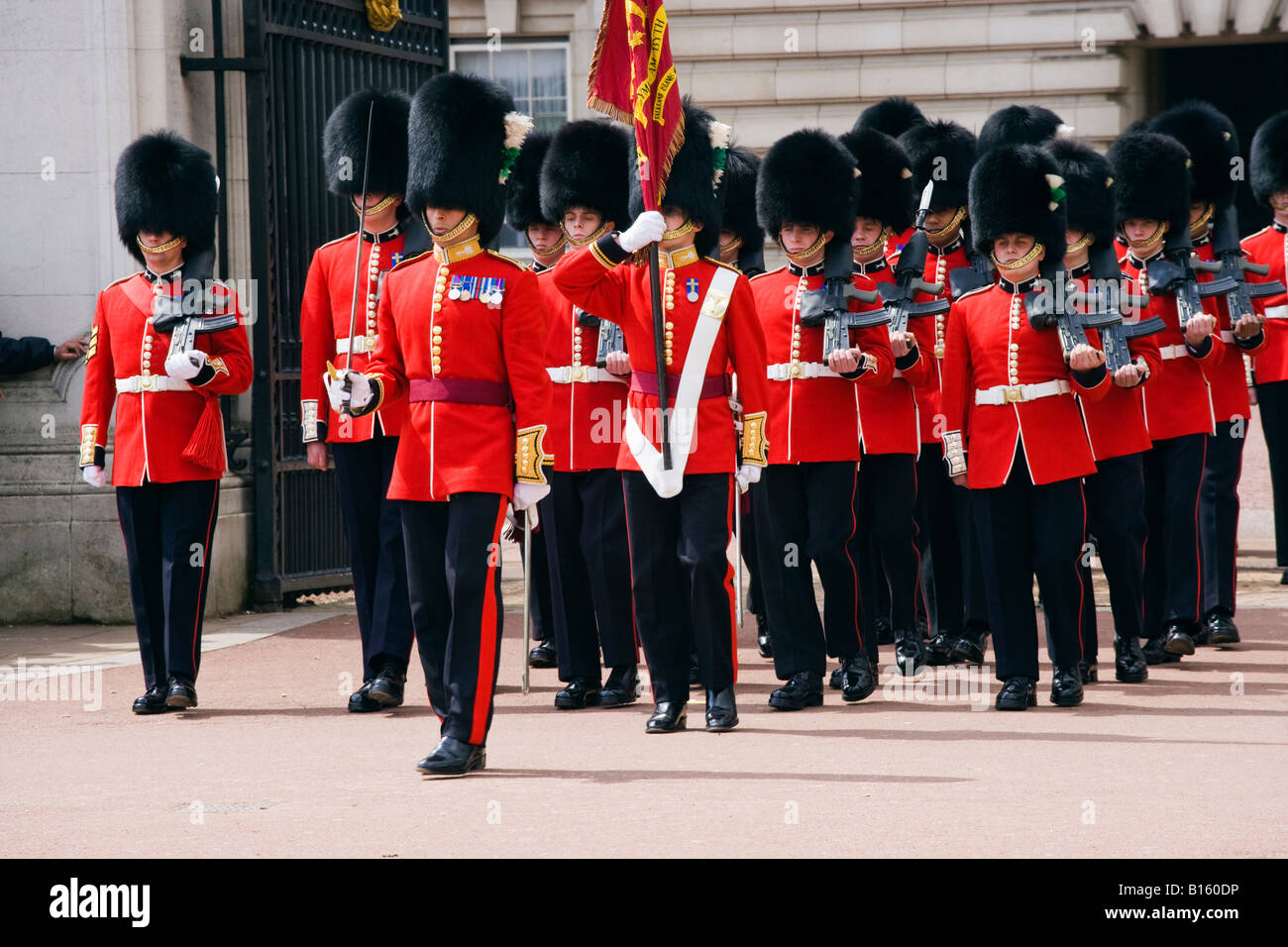 buckingham palace change of guards London changing Stock Photo - Alamy