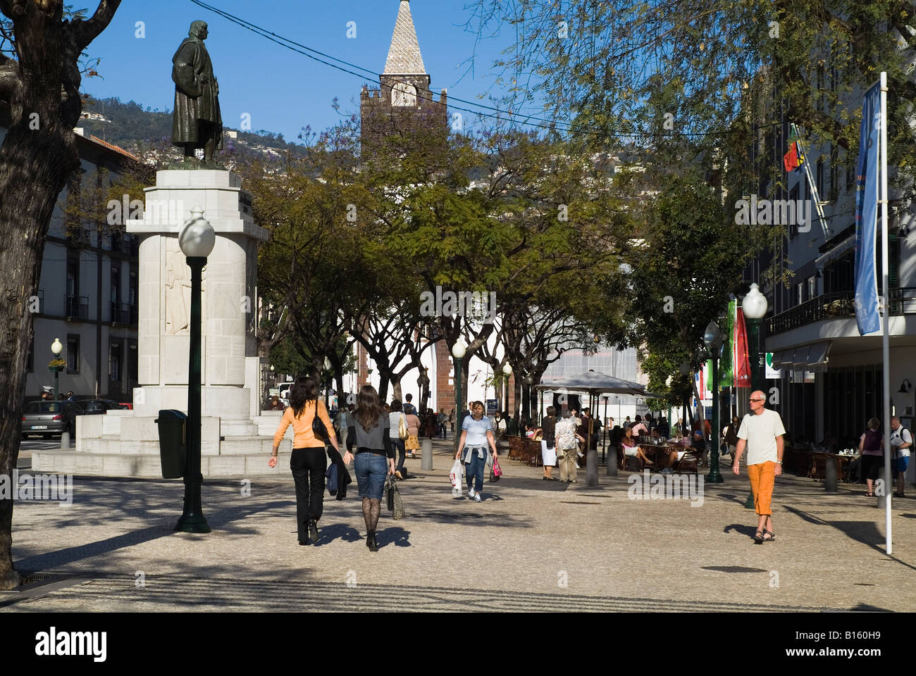 dh Avenida arriaga FUNCHAL MADEIRA Street scene people walking Zarcos ...