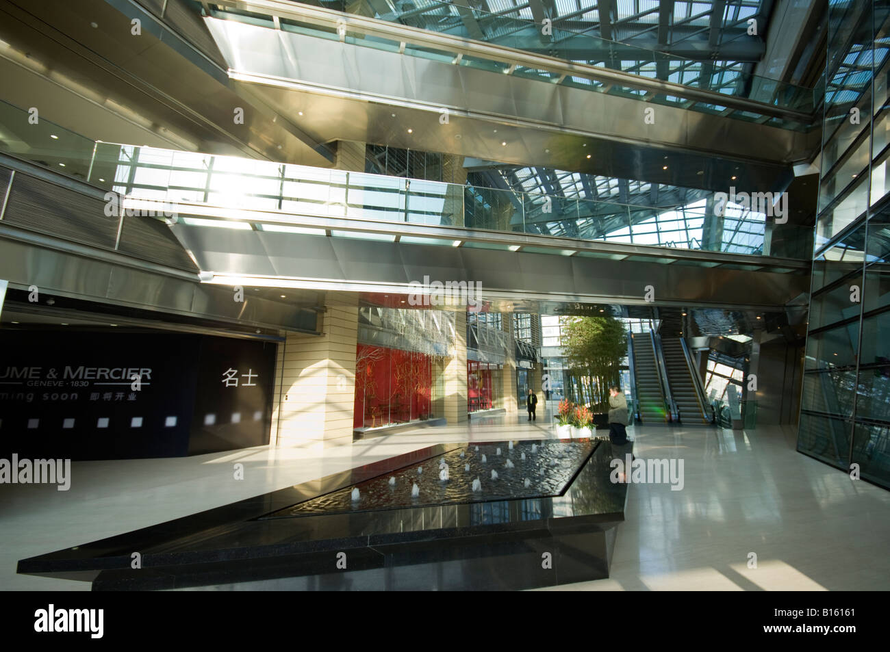 Chinese department store exterior hi-res stock photography and images ...