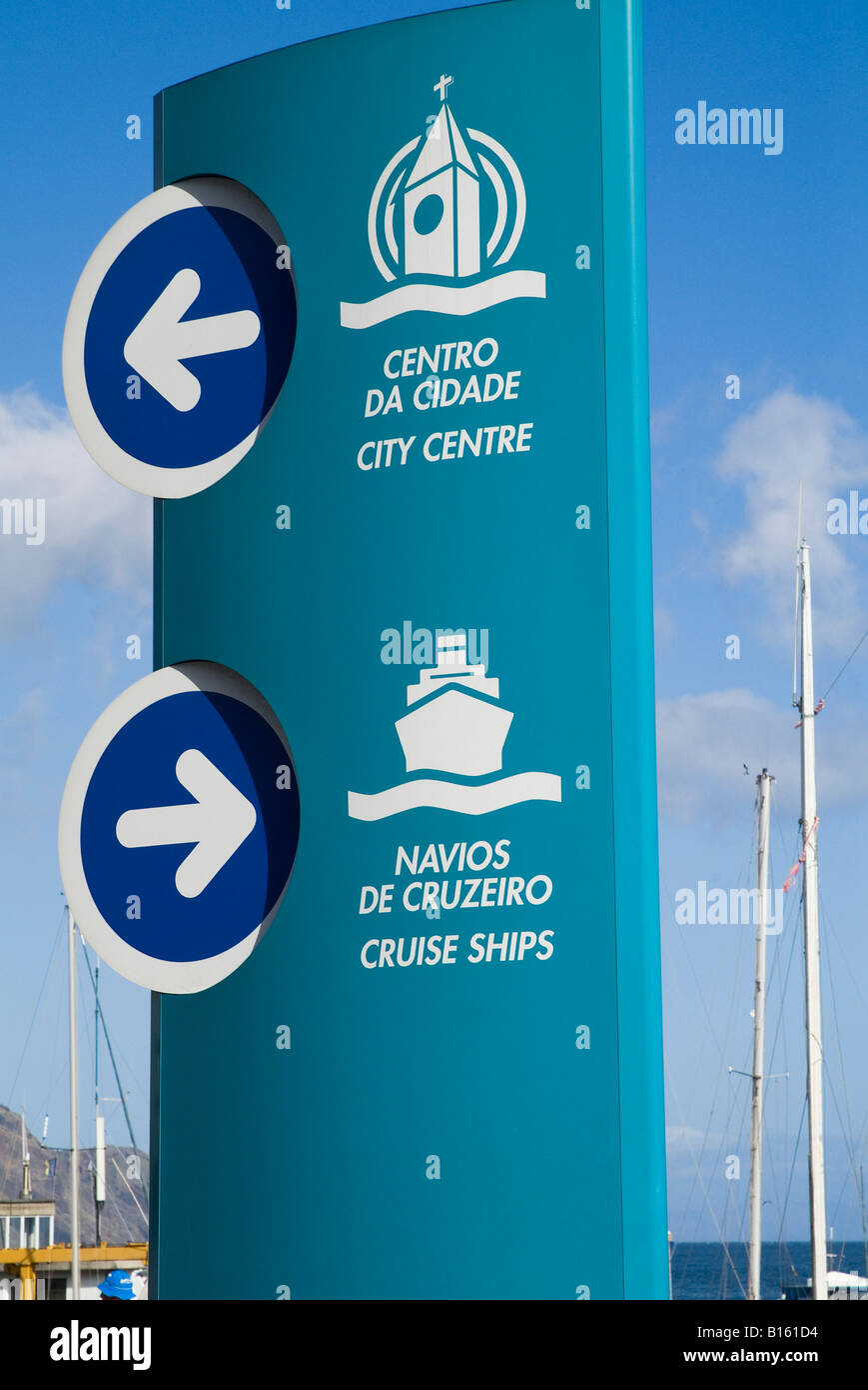 dh FUNCHAL MADEIRA Waterfront harbour signpost showing city centre and ...