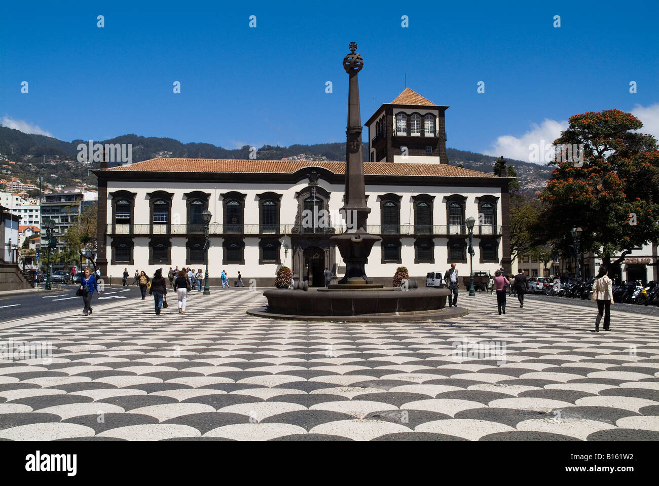 dh Town hall FUNCHAL MADEIRA Camara Municipal town square and fountain ...