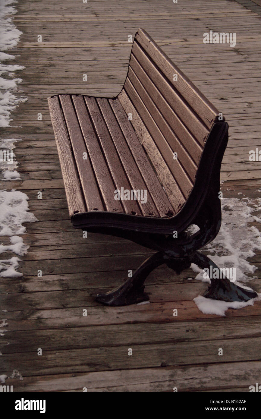 Single iron park bench hi-res stock photography and images - Alamy