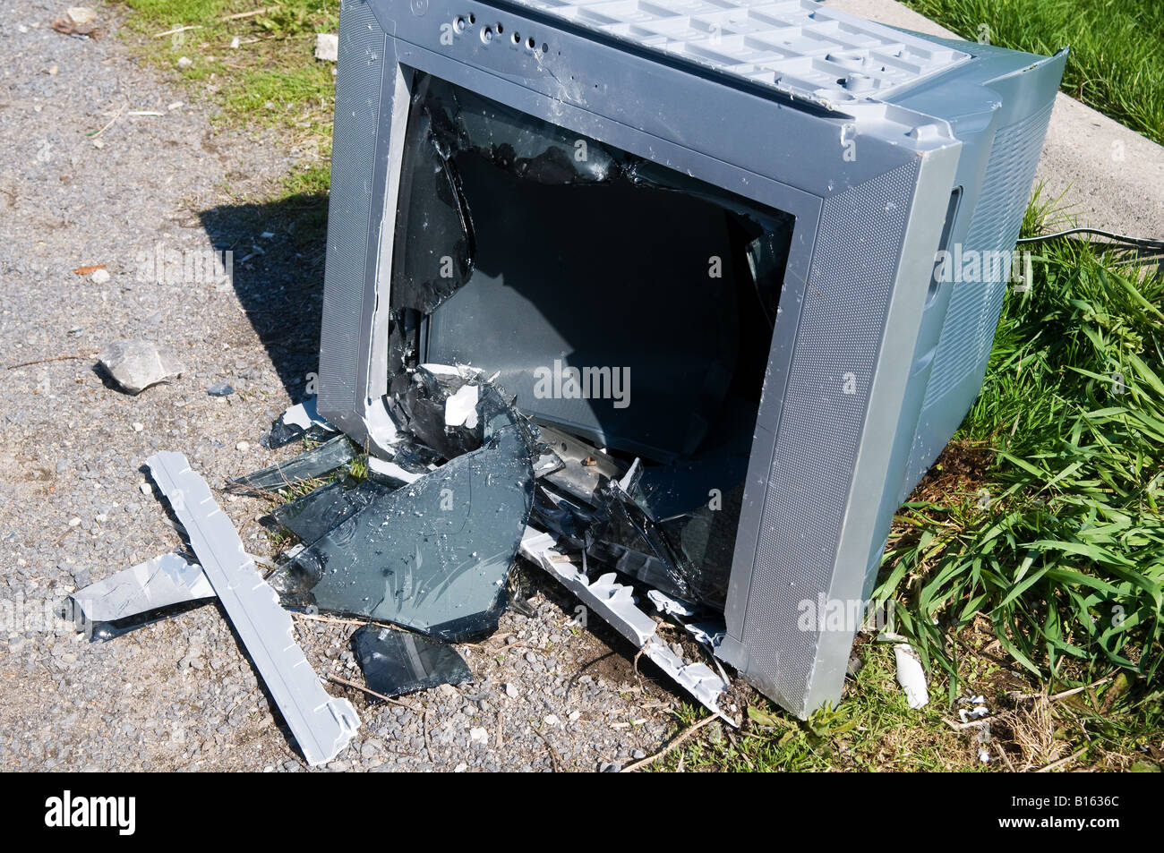 Smashed tv screen hi-res stock photography and images - Alamy