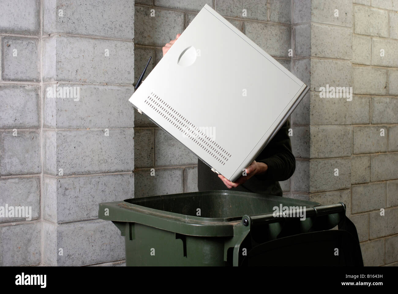 Throwing away technology hi-res stock photography and images - Alamy