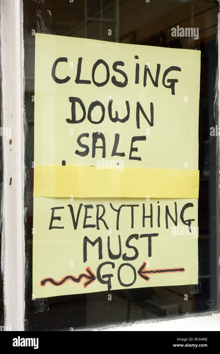 closing down sale sign Stock Photo - Alamy