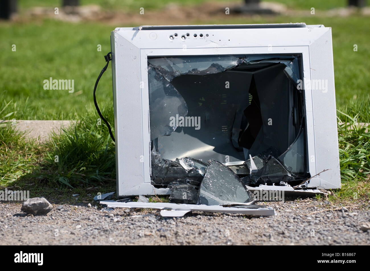 Smashed tv screen hi-res stock photography and images - Alamy