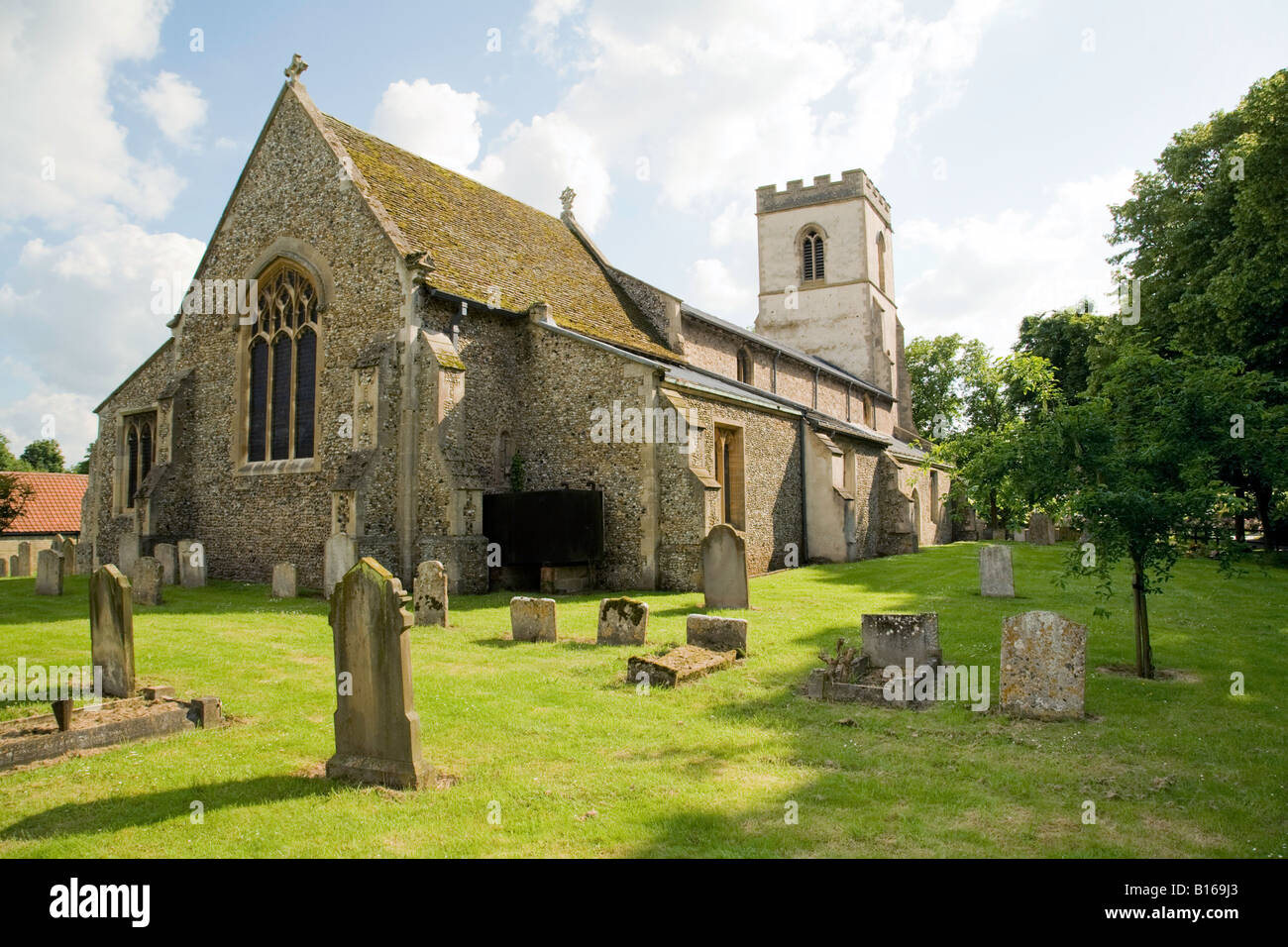 An english country churchyard hi-res stock photography and images - Alamy