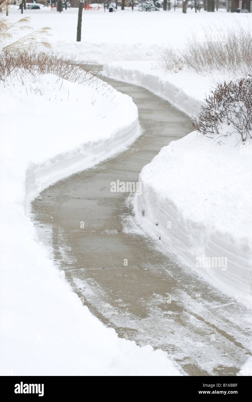 A path through the snow in a park Stock Photo - Alamy