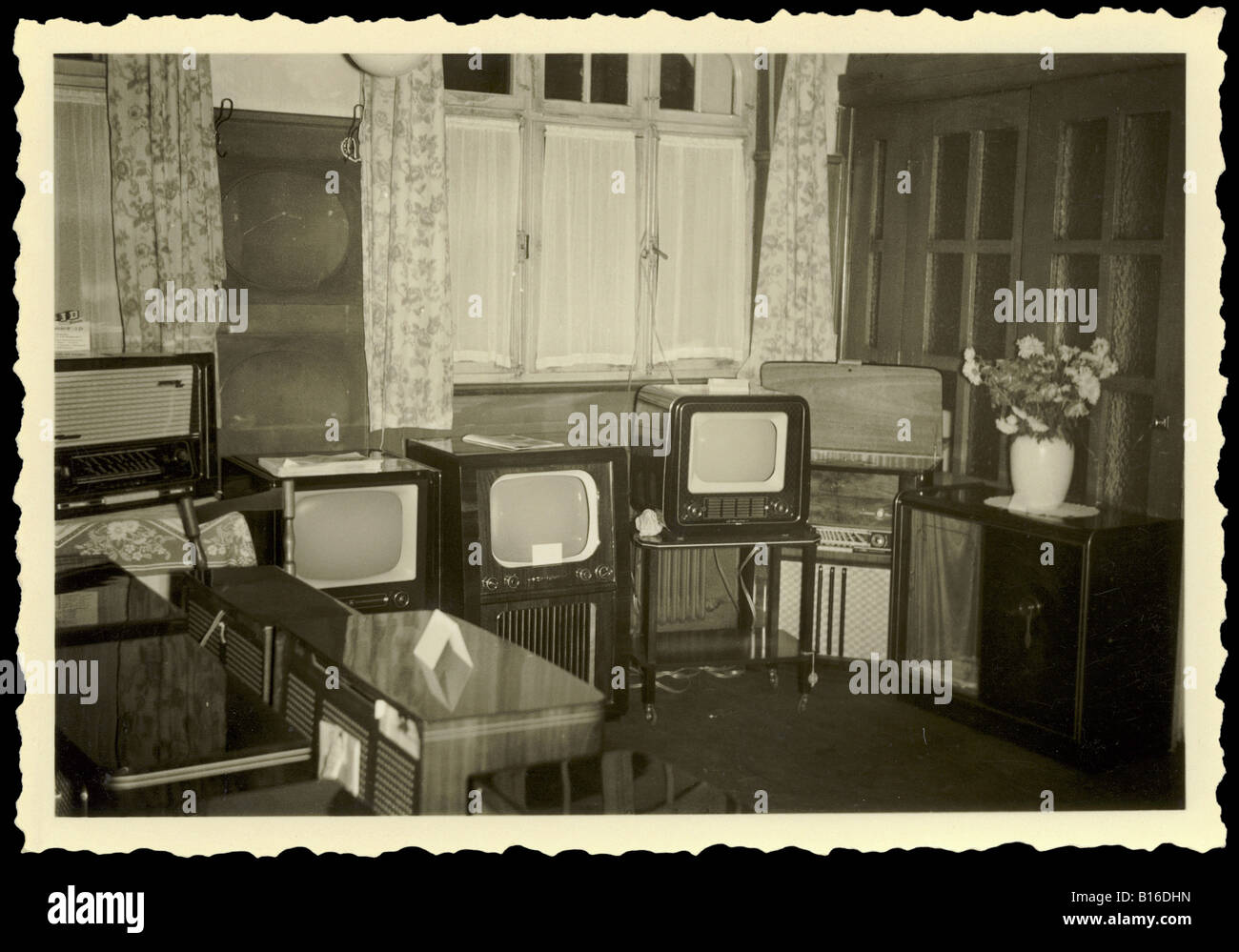 Tv shop 1950s hi-res stock photography and images - Alamy