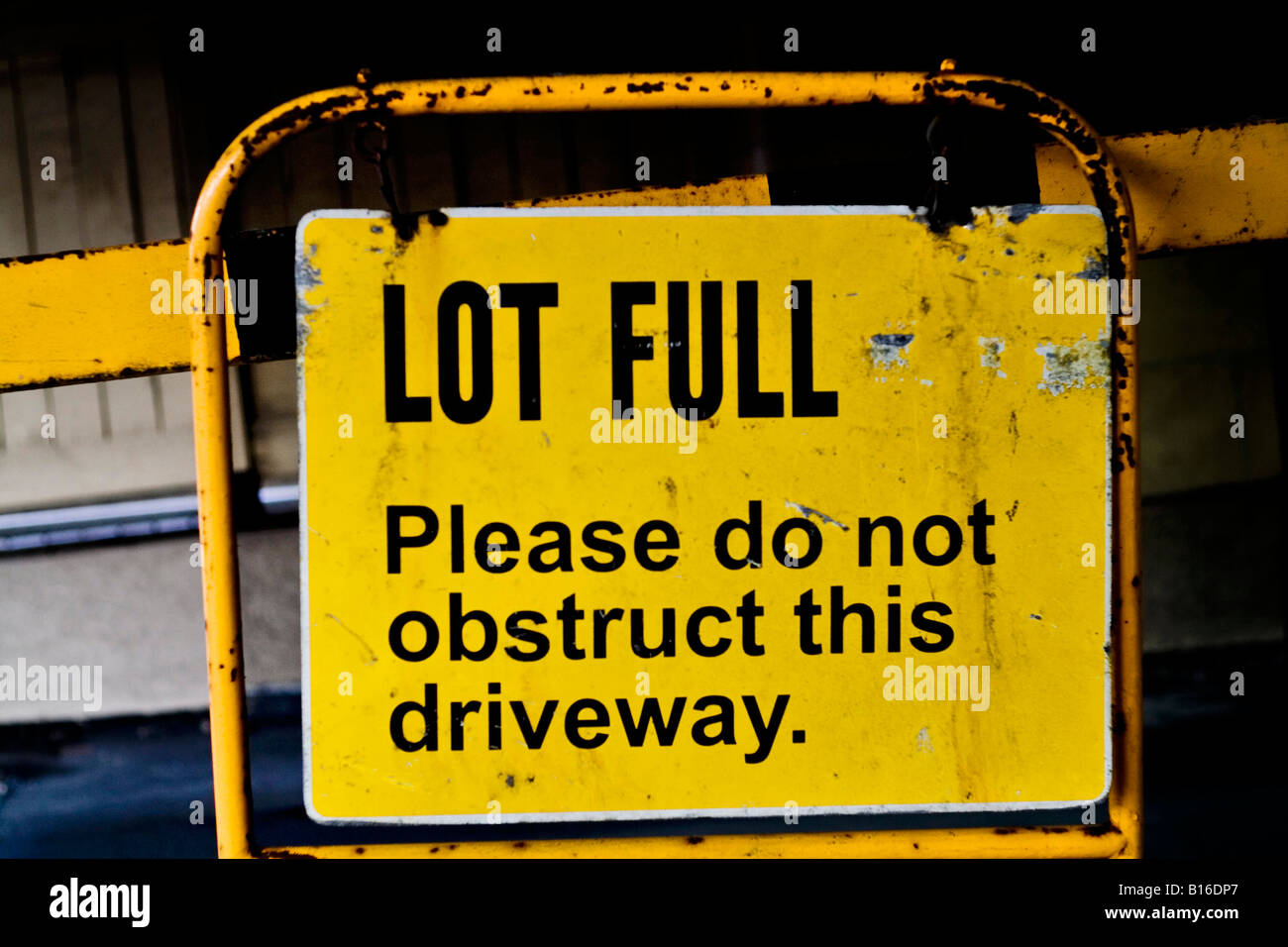 Parking lot full yellow sign Stock Photo - Alamy