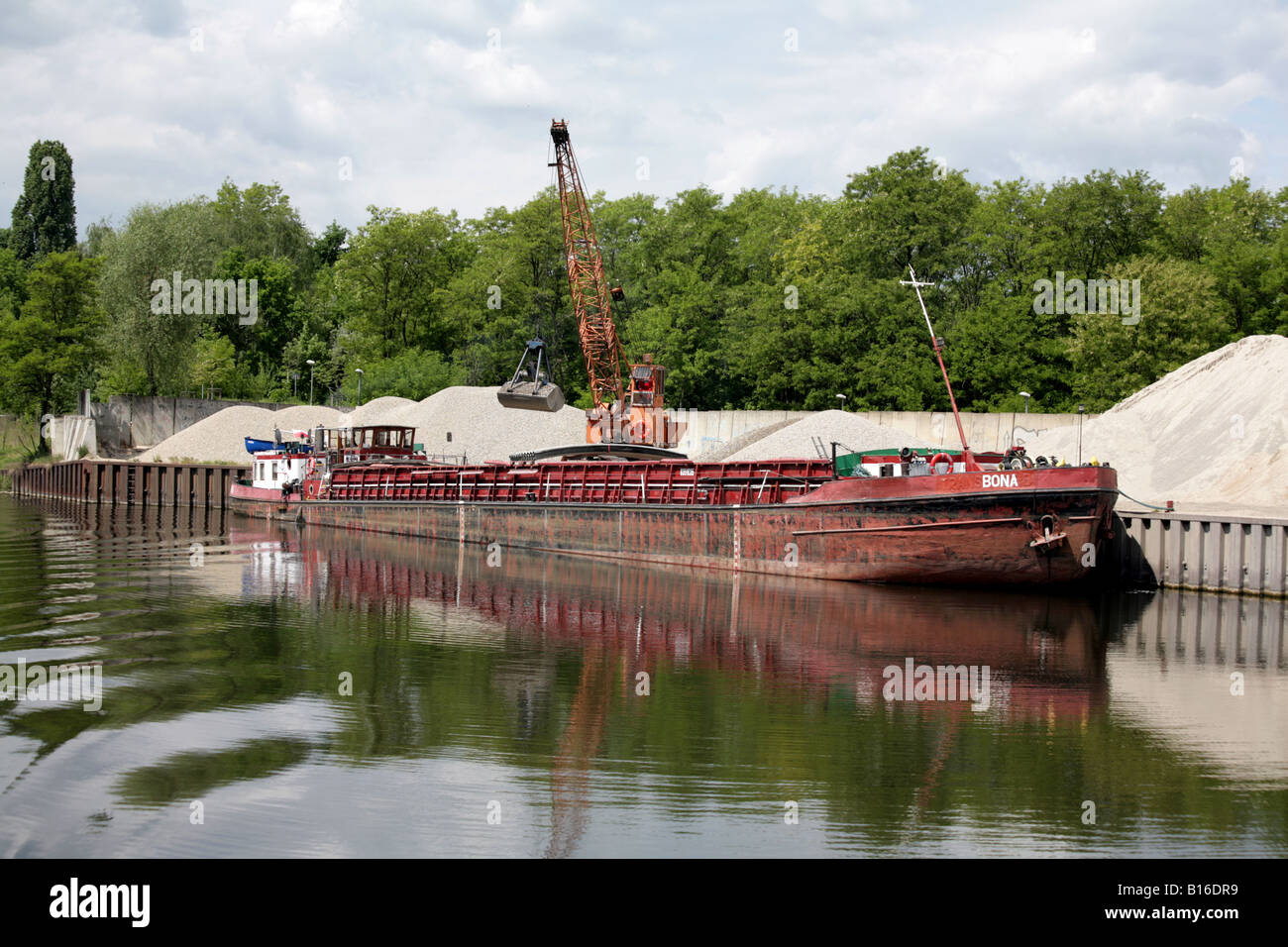 Inland barge unloading hi-res stock photography and images - Alamy