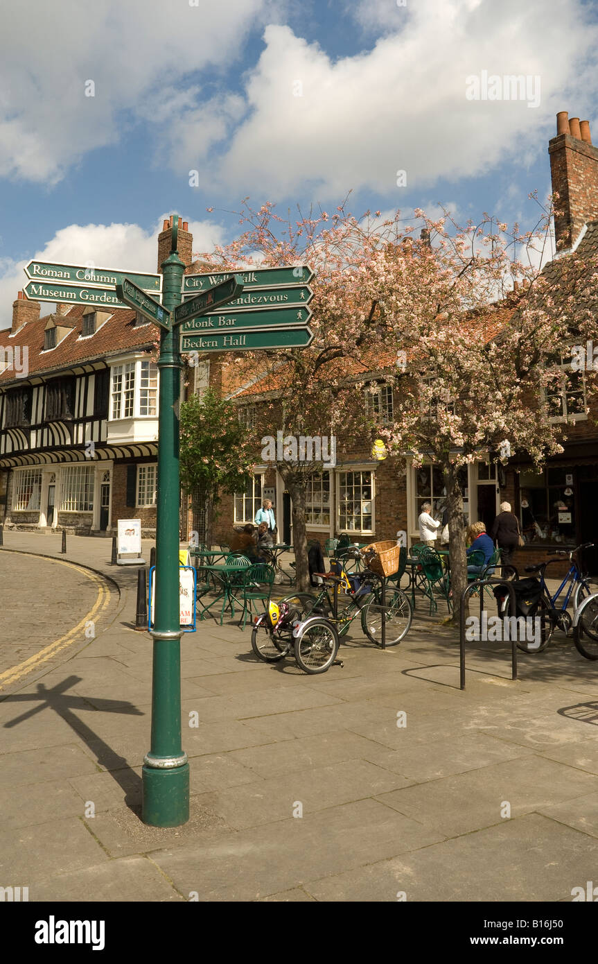 York tourist information centre hi-res stock photography and images - Alamy