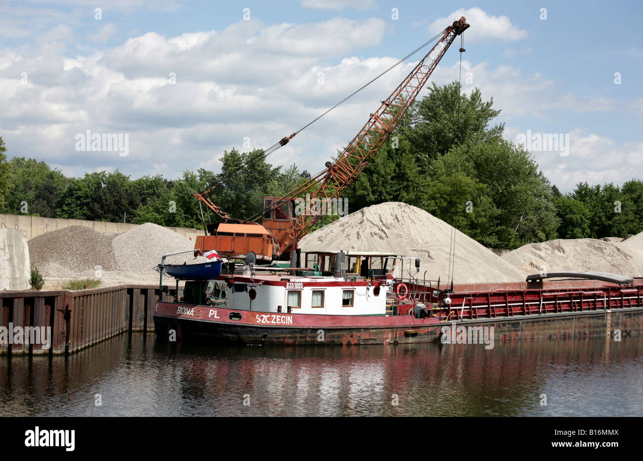 Inland barge unloading hi-res stock photography and images - Alamy