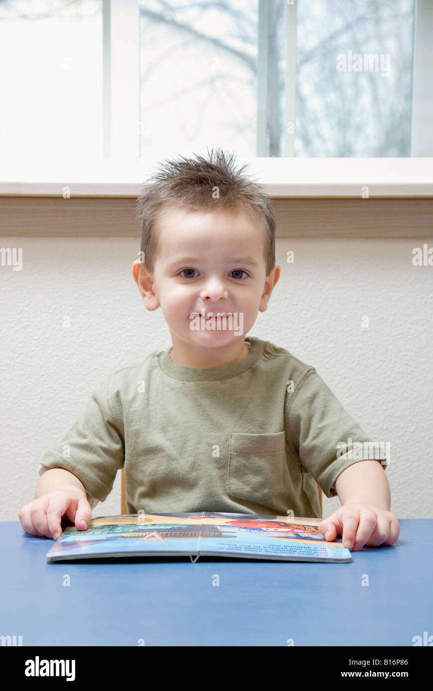 Hispanic boy reading book Stock Photo - Alamy