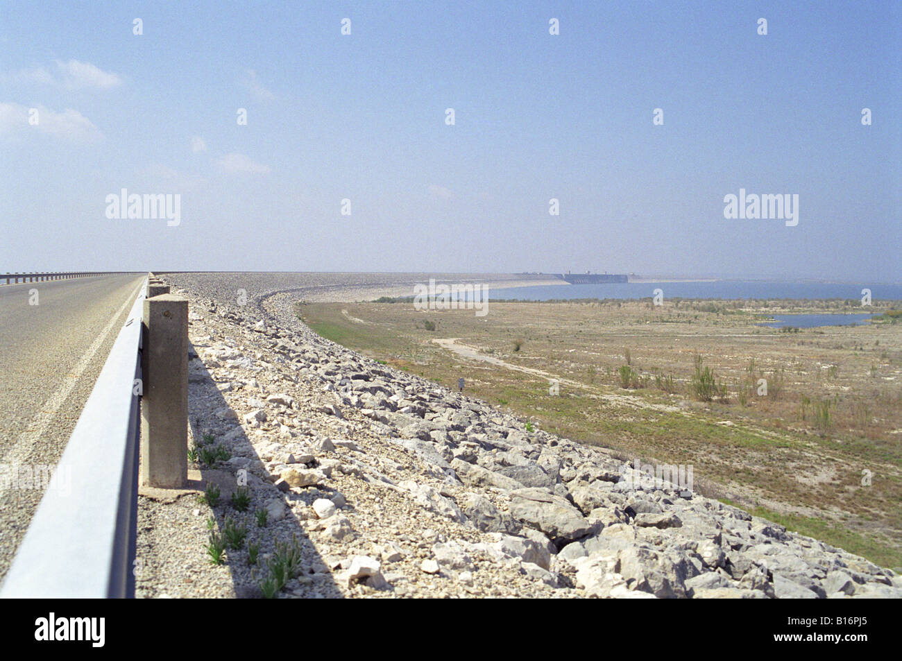 The road approaching The Lake Amistad Dam Border Crossing between Del ...