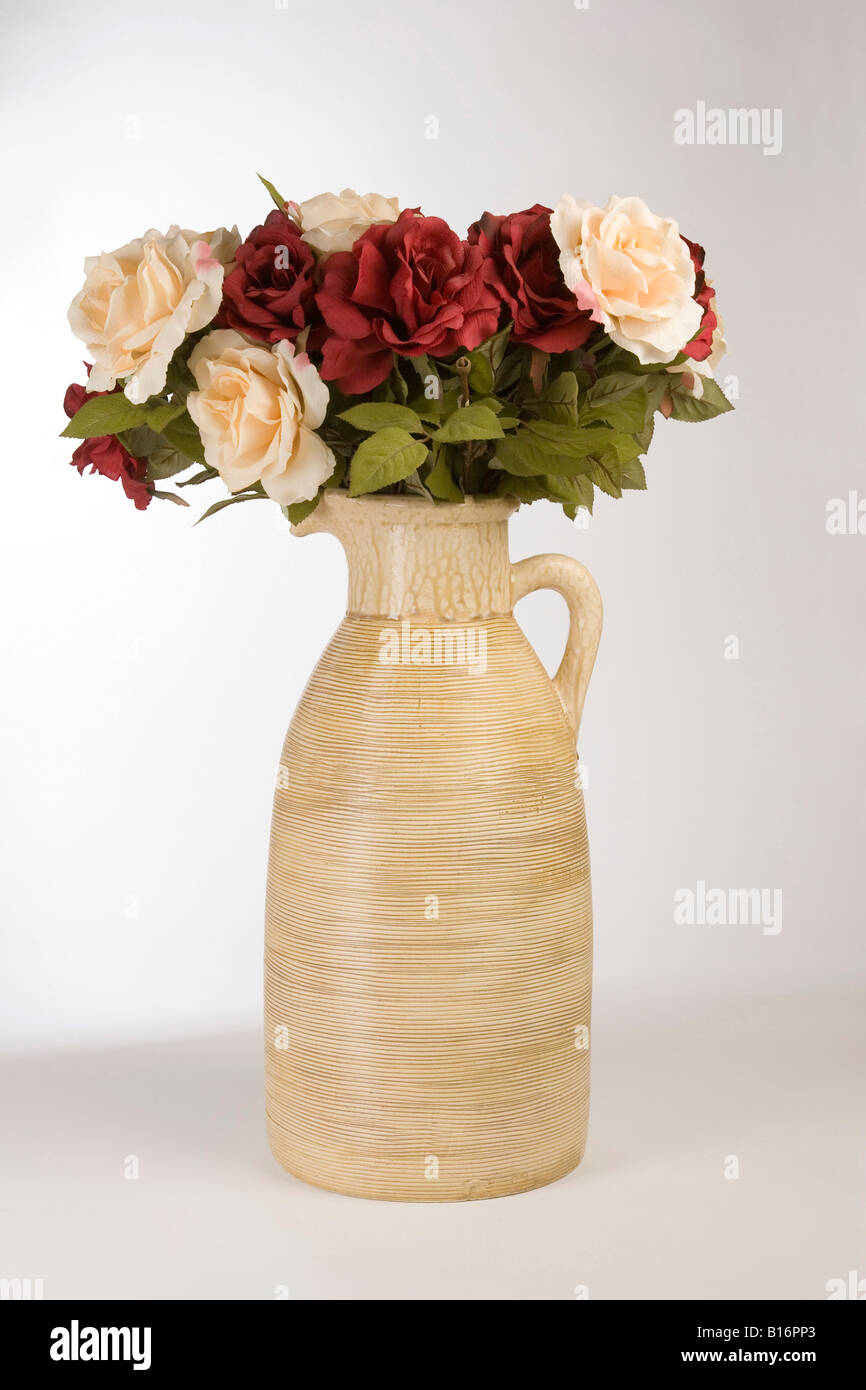 vase of roses Stock Photo - Alamy