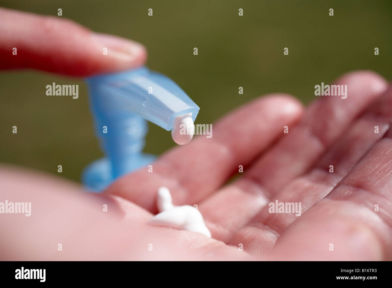 person using dispenser to squirt moisturiser into hand Stock Photo - Alamy