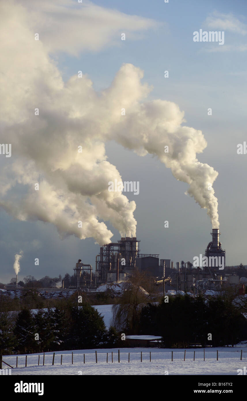 Factory emitting steam into the atmosphere Stock Photo - Alamy