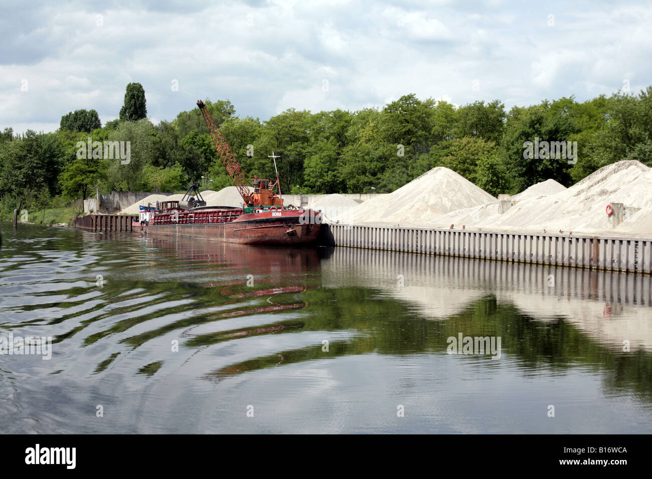 Inland barge unloading hi-res stock photography and images - Alamy
