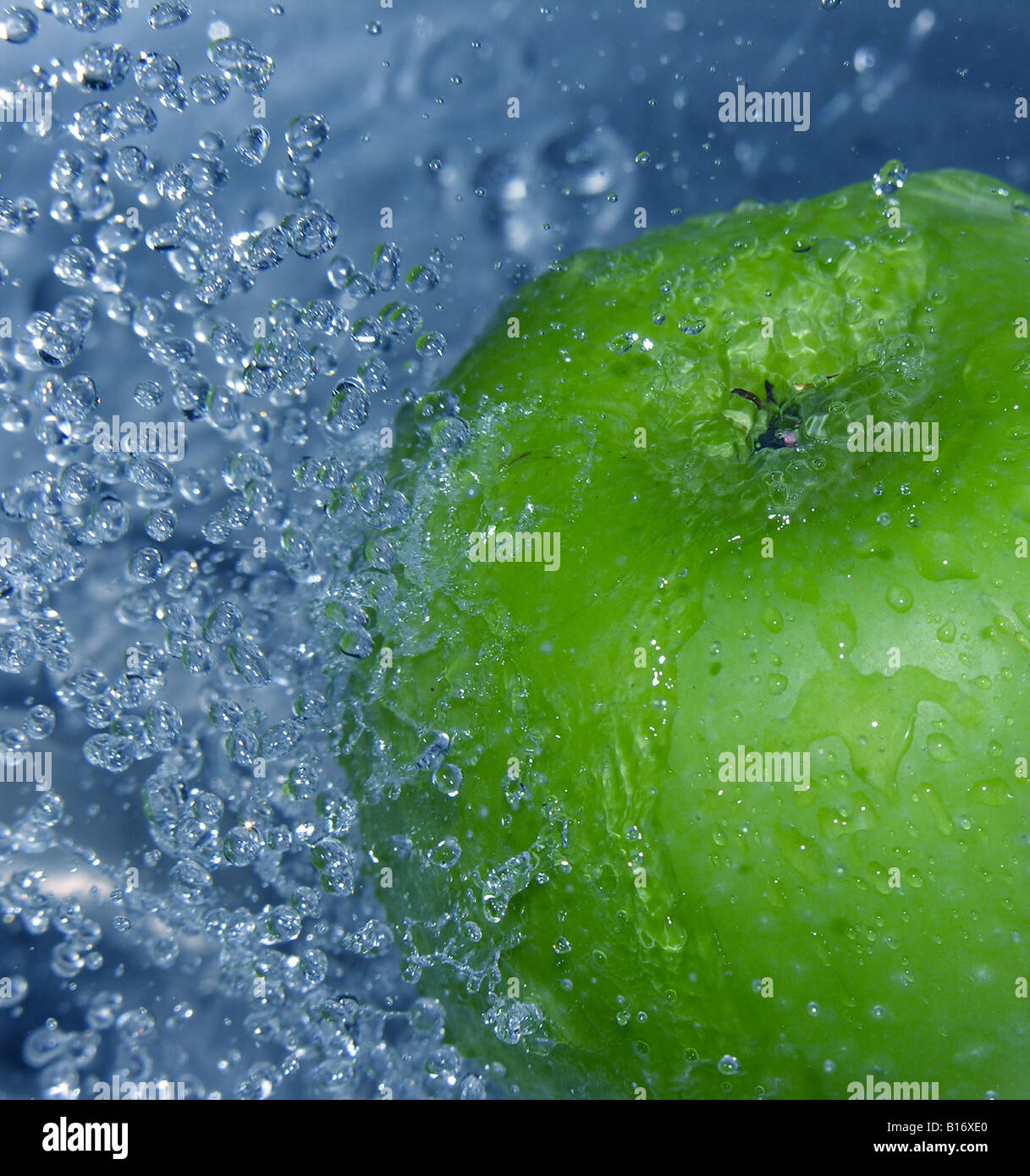 Water drops falling onto a green apple Stock Photo - Alamy