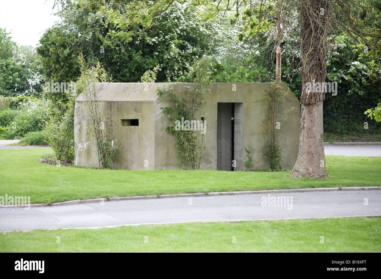 WORLD WAR TWO PILL BOX FORTIFICATION AT WOOLHAMPTON NEAR READING NEXT ...
