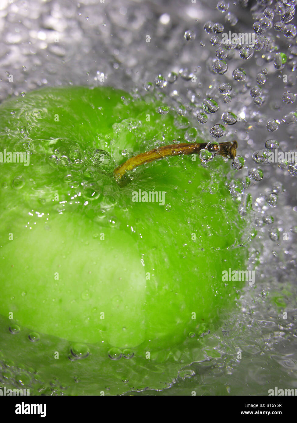 Water drops falling onto a green apple Stock Photo - Alamy