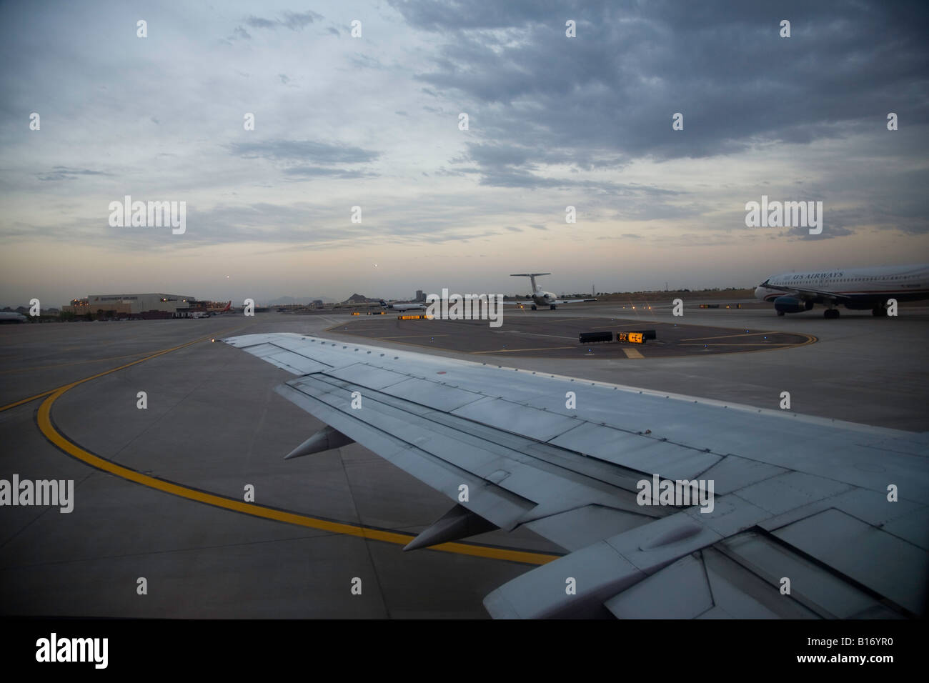 Airplane taxing for take off hi-res stock photography and images - Alamy