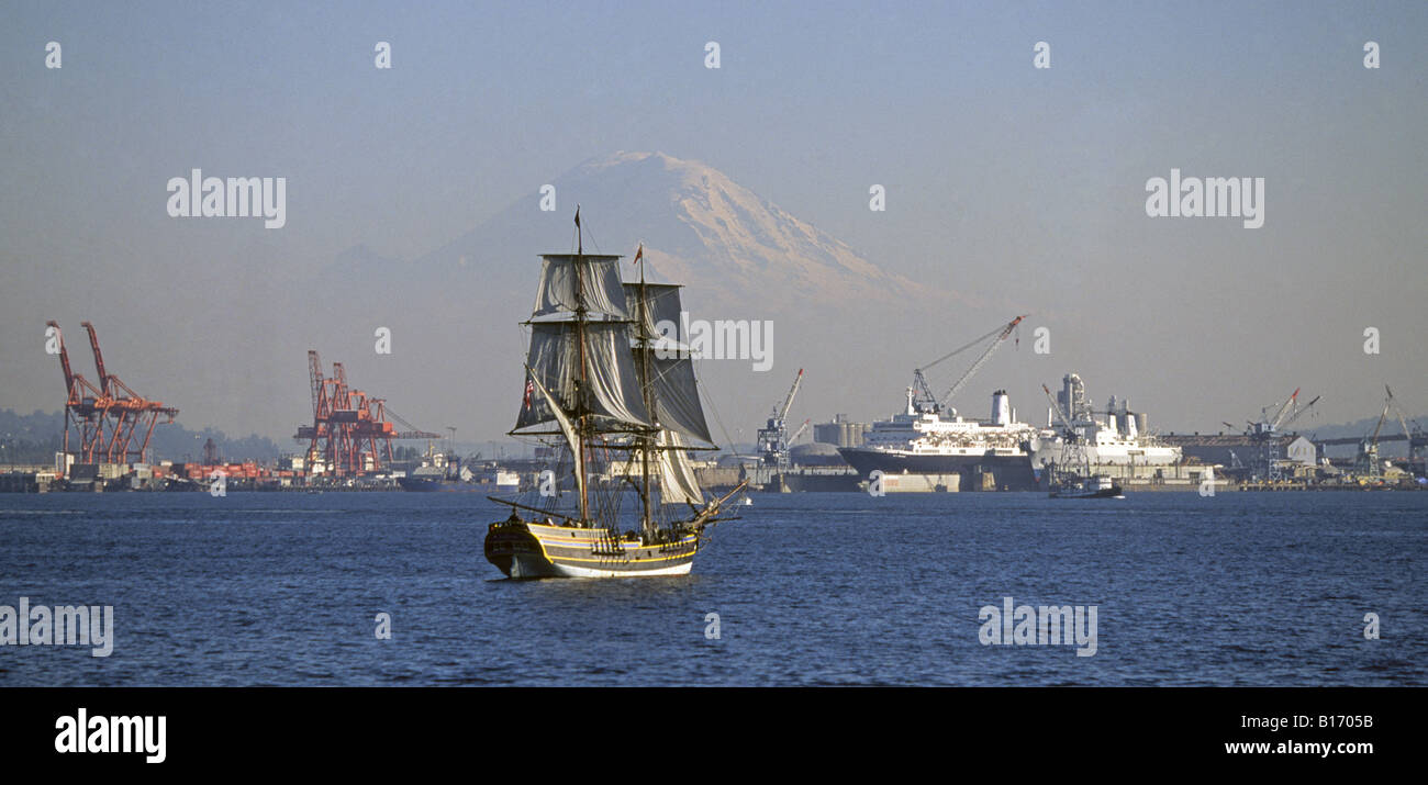 Old square rigged sailing ship hi-res stock photography and images - Alamy