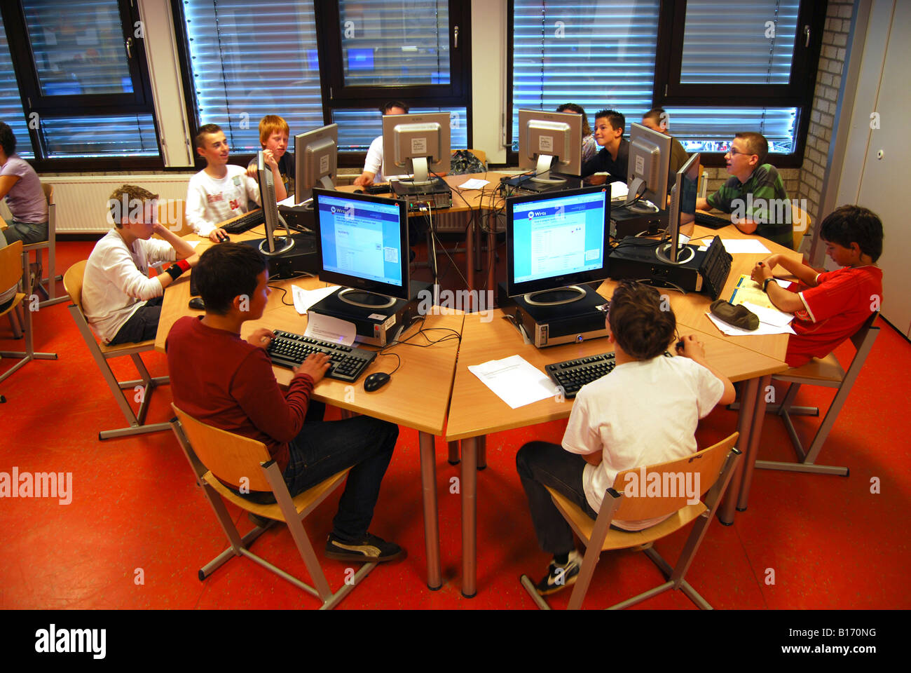 schoolclass doing schoolwork on computers Stock Photo - Alamy