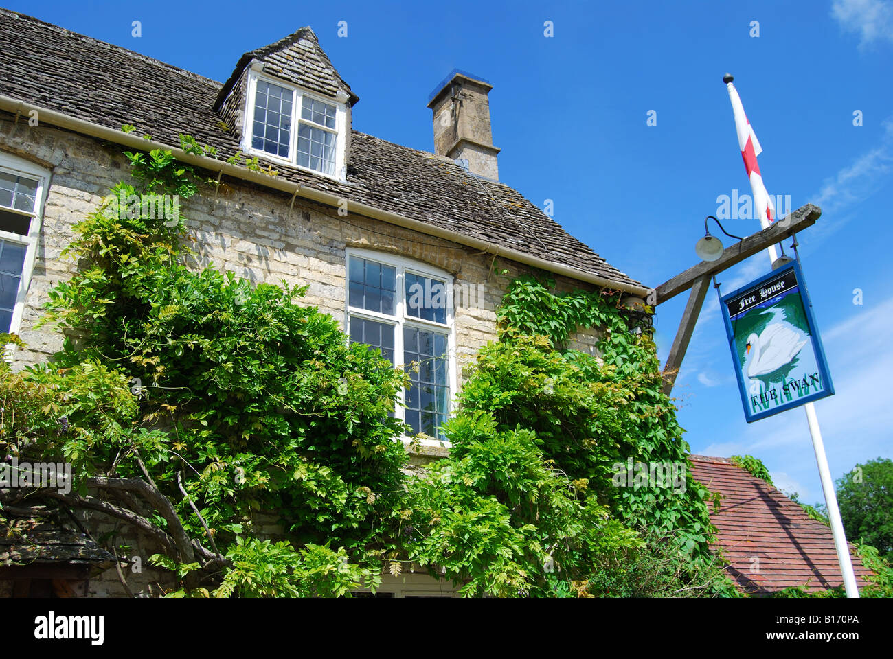 Swan inn hi-res stock photography and images - Alamy