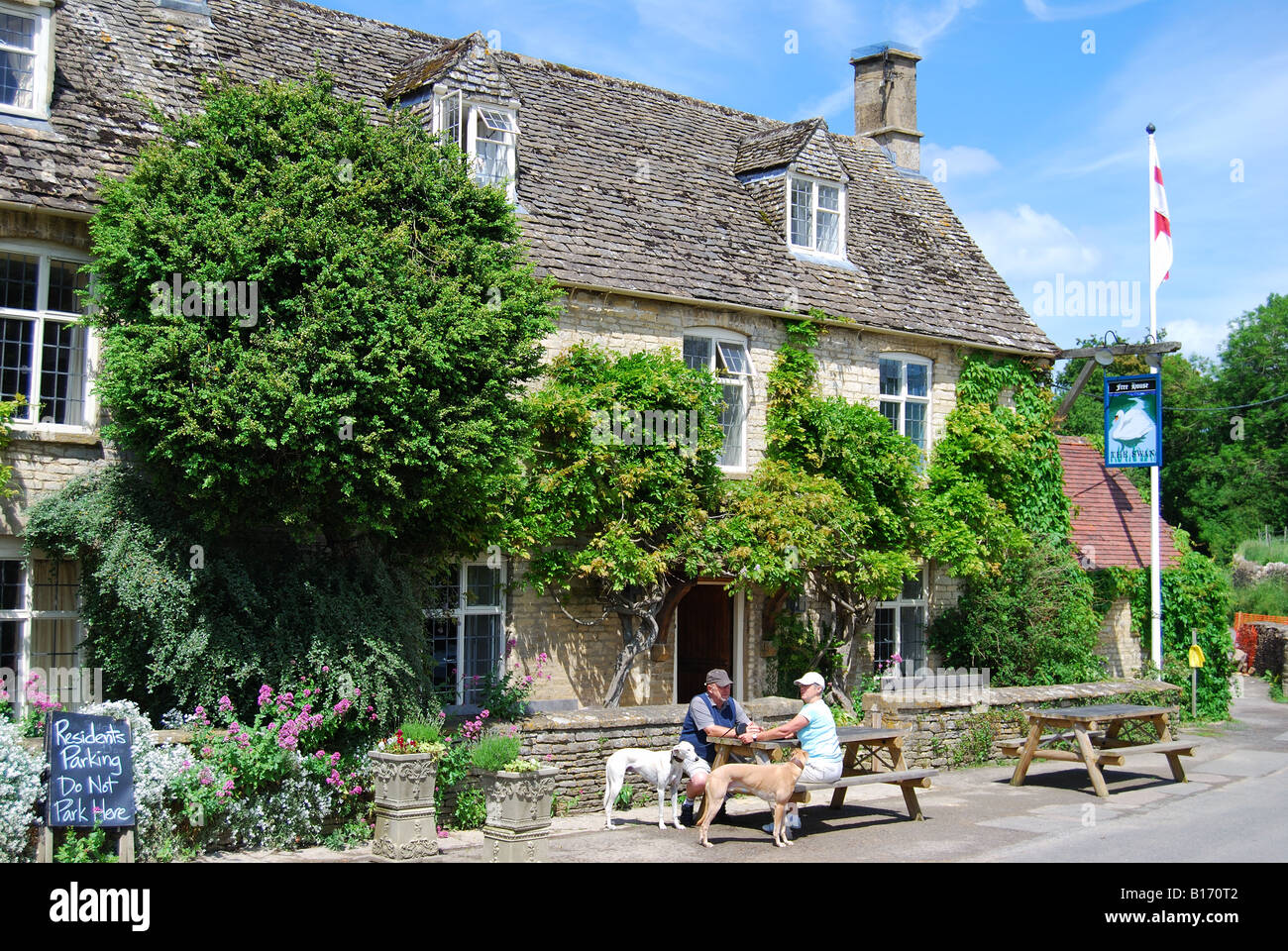 Swan inn hi-res stock photography and images - Alamy