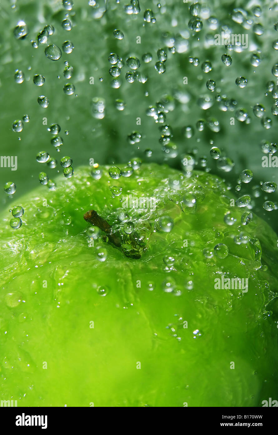 Water drops falling onto a green apple Stock Photo - Alamy