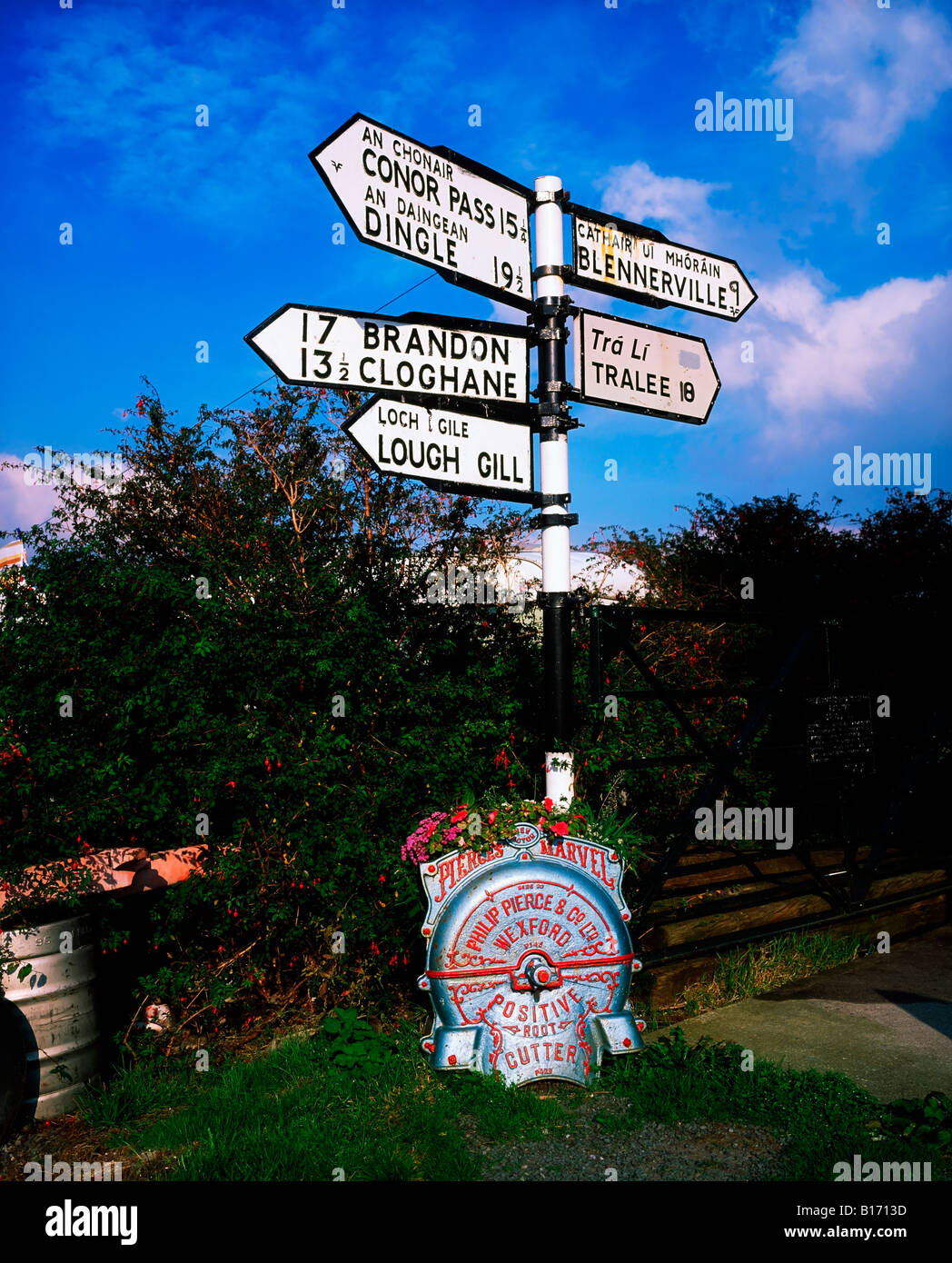 Road signs dingle peninsula co hi-res stock photography and images - Alamy