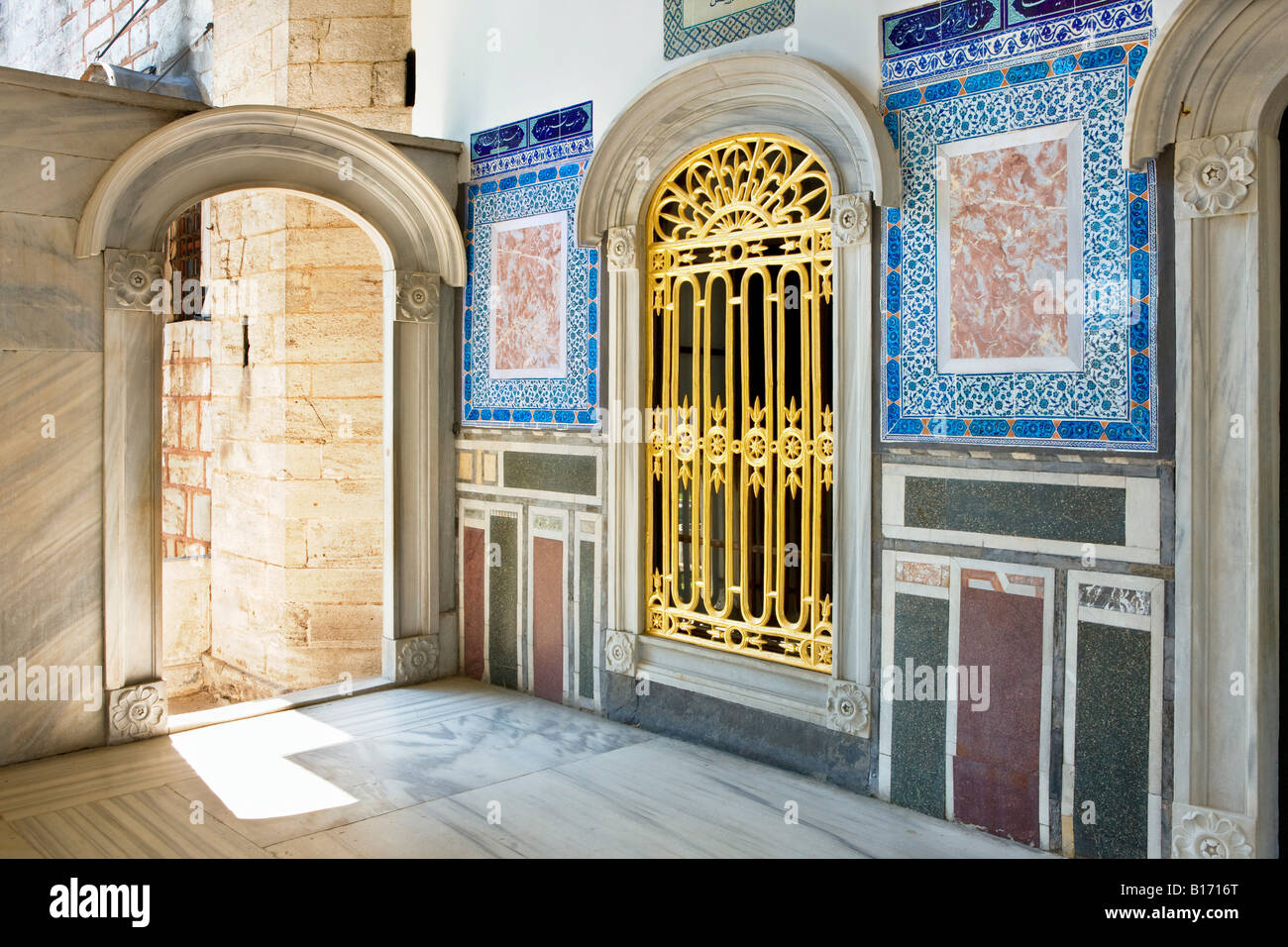 courtyard in Topkapi palace in Istanbul Stock Photo - Alamy